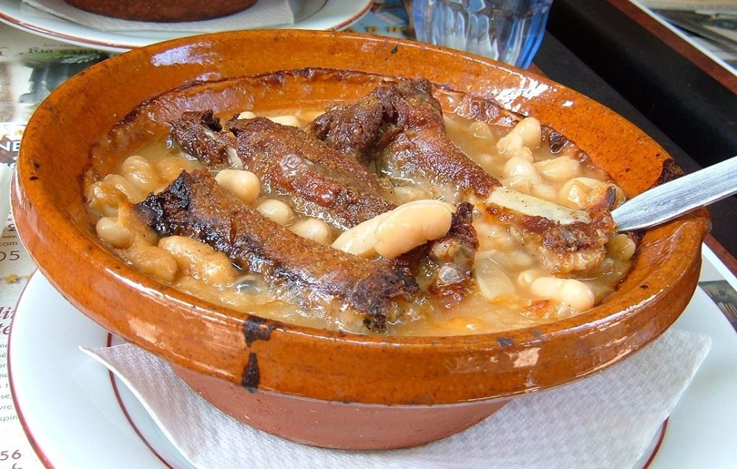 Cassoulet con conejo: una receta Provenzal muy fácil y riquísima.